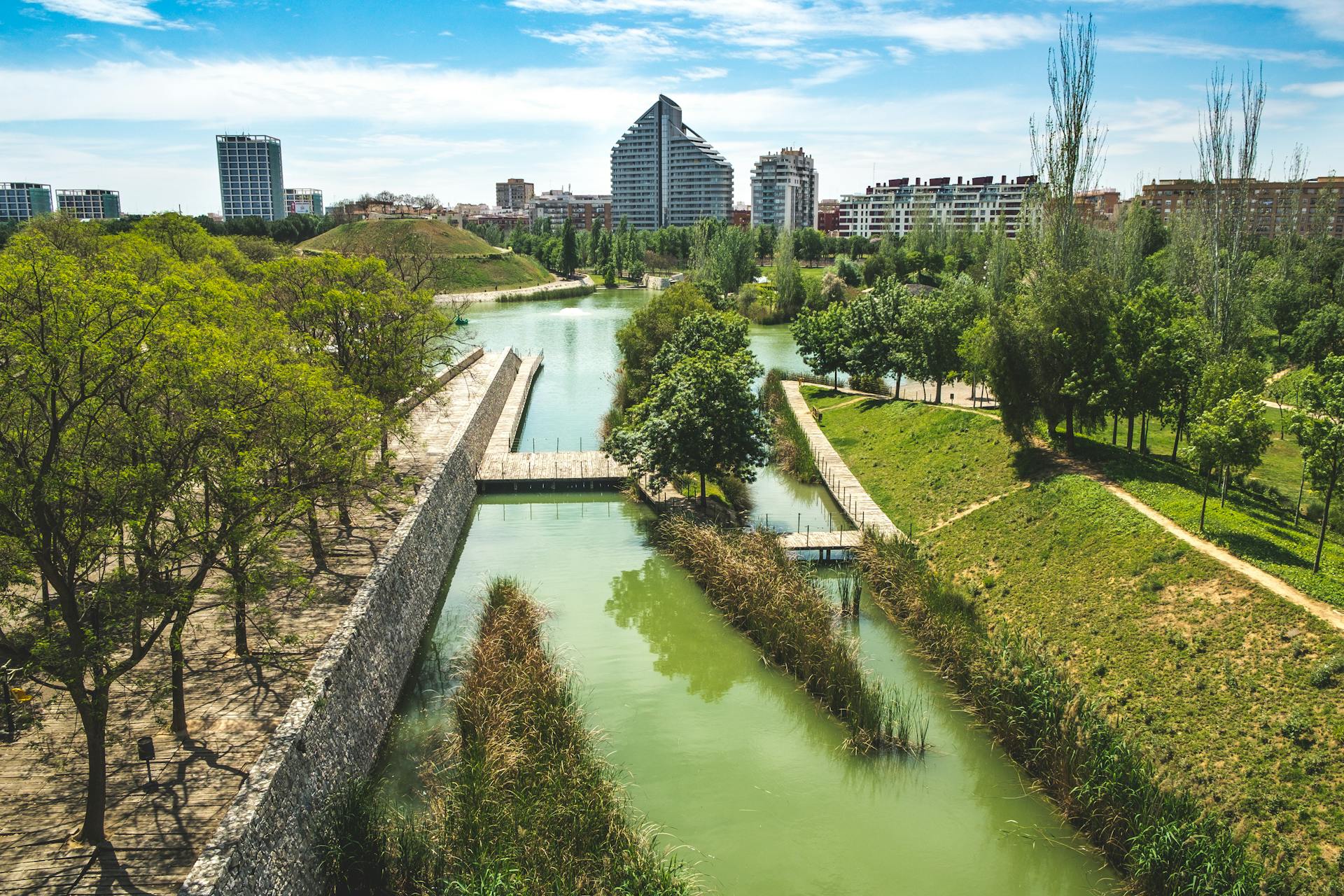 La Reconversión del Río Turia: Cómo Valencia Transformó una Tragedia en ...